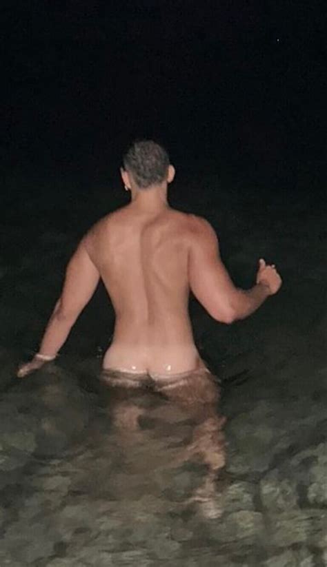 Mahmood Nudo Sui Social