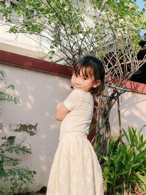 Gros Plan D Une Petite Fille Asiatique Mignonne Sourit Image Stock