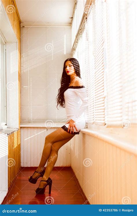作梦白色的礼服的诱人的性感的美丽的深色的画报女孩接触肉欲上她的臀部和看照相机画象 库存照片 图片 包括有 唇膏 朋友 42353786