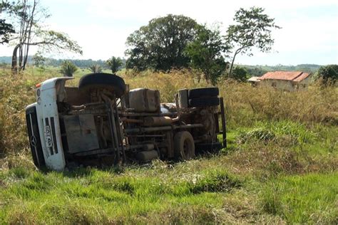 Motorista Tomba Caminh O Para Evitar Colis O Carreta Na Br