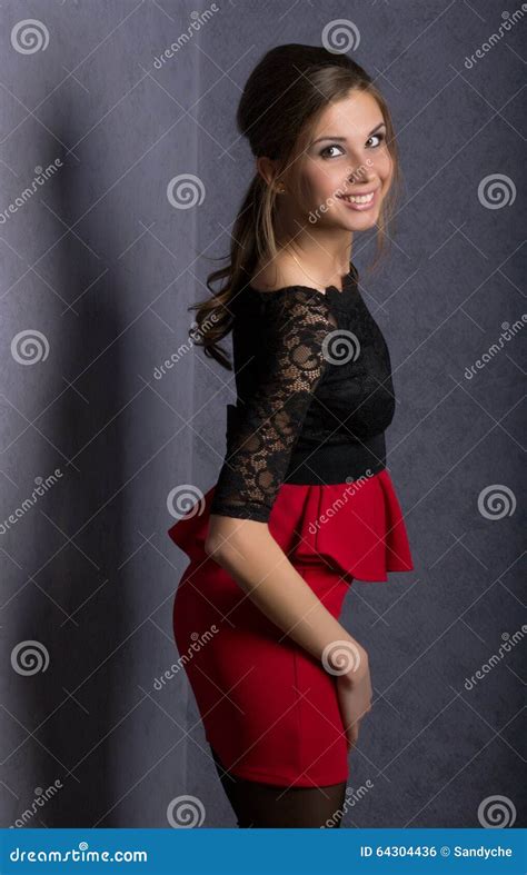 Belle Fille Sexy De Brune Dans La Jupe Courte Rouge Photo Stock Image