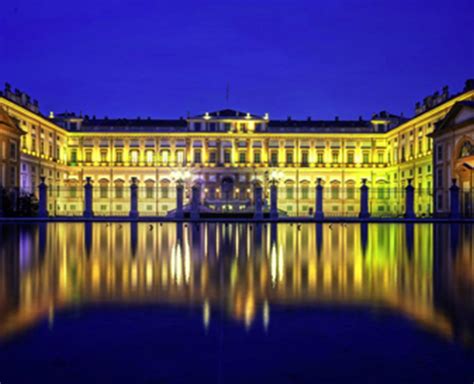 Lotta Ai Tumori La Villa Reale Si Colora Doro