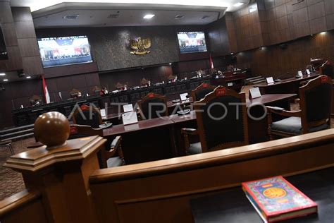PENGUJIAN FORMIL DAN MATERIIL UU CIPTA KERJA ANTARA Foto