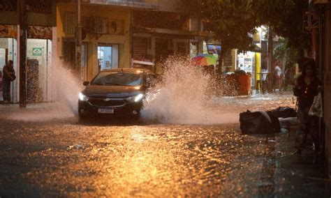 Chuva Forte Deixa Rio Ruas Alagadas E Km De Congestionamento No