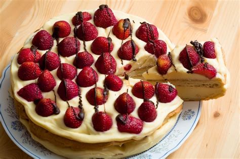 Tarta De Fresas Con Nata Foto Premium