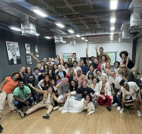 Elenco celebra o início dos preparativos para as gravações de Garota