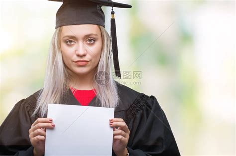年轻的金发女子穿着毕业制服高清图片下载 正版图片505802941 摄图网