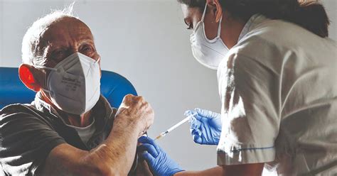 Covid al via le prenotazioni per il vaccino bivalente A chi è