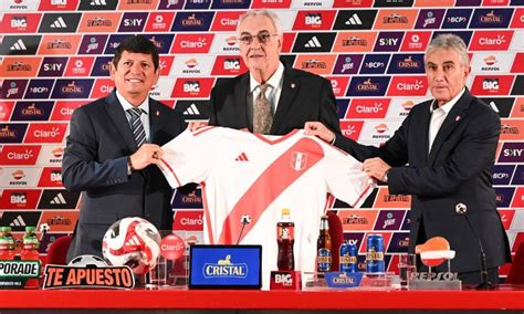 Jorge Fossati firme en su presentación como DT de Perú Convocaremos a