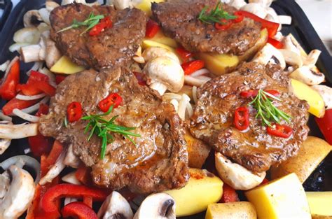 Karkówka pieczona na warzywach
