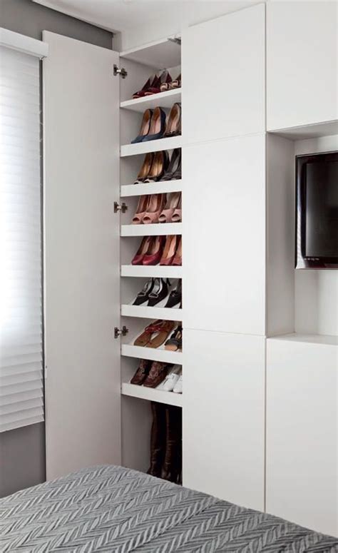 Pin de Paula Puzzi em Closet Decoração armário Modelos de sapateiras