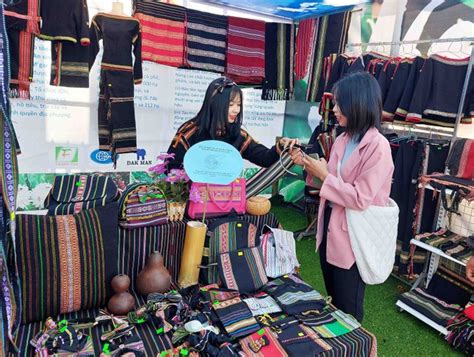 Buôn làng vào hội thiếu nữ Ê đê yêu kiều trong trang phục truyền thống