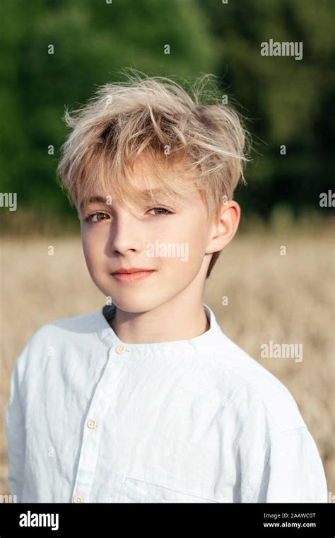 Blonder Junge 12 Jahre Stockfotos Und Bilder Kaufen Alamy