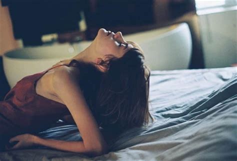 Vì sao đàn ông khi lâm trận lại thích hôn vùng kín hôn cô bé của vợ