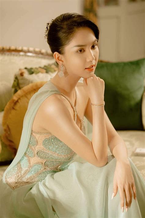 Chị chị em em 2 Minh Hằng Ngọc Trinh đẹp đúng chất mỹ nhân Sài Gòn