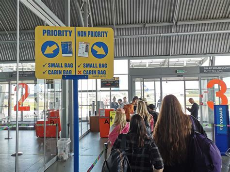 Incydent na lotnisku w Modlinie Pasażer zaatakował pracownicę Ryanaira