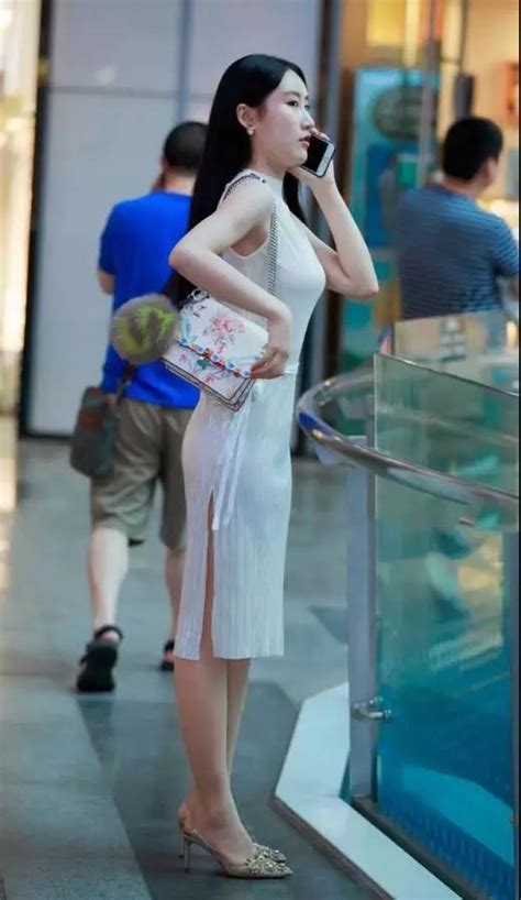 街拍体态微胖穿白色开叉裙美女