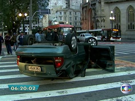 G1 SP 6h20 Carro Bate Em Poste E Capota Na Avenida Da Liberdade