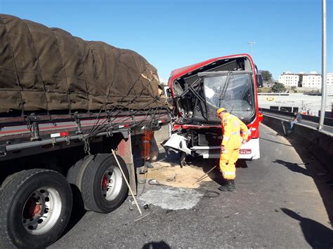Nibus Bate Na Traseira De Caminh O E Deixa V Rios Feridos Em Contagem