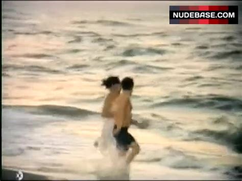 Arcelia Ramirez Hot Scene On Beach En Un Claroscuro De La Luna