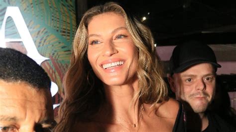 Gisele Bündchen deixa a barriga sarada à mostra ao brilhar na Sapucaí