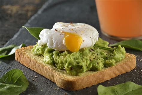 Pan Tostado Aguacate Especiado Espinaca Y Huevo Poche