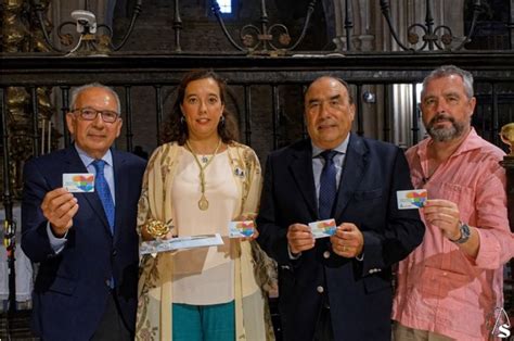 Nuestro Hermano Mayor entrega la Rosa de Pasión a la Virgen de Gracia