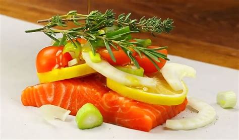 Papillote de saumon aux légumes et aux herbes La Recette