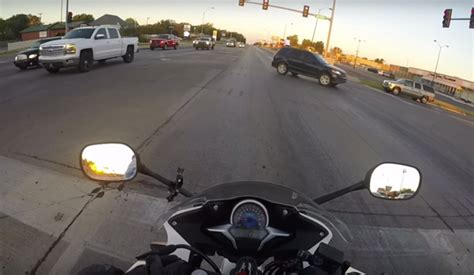 Una motorista salva a un gatito de ser atropellado en una intersección