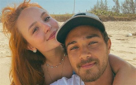Larissa Manoela arranca elogios dos fãs ao posar de biquíni em dia de