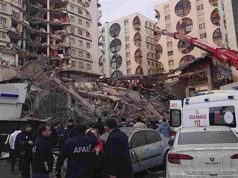 Más de 600 muertos y mas de 2 000 heridos en fuerte terremoto en