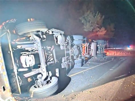 Vuelca tráiler en la carretera Xalapa Perote accidente desata caos vial