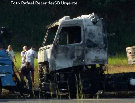 Carreta Pega Fogo E Interdita SP 304 Novo Momento