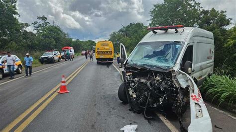 Sargento da PM morre em batida frontal entre ambulância e carro na BR