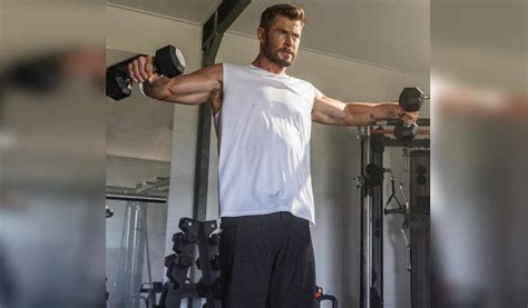 Chris Hemsworth Flaunts His Ripped Muscles During Shirtless Workout