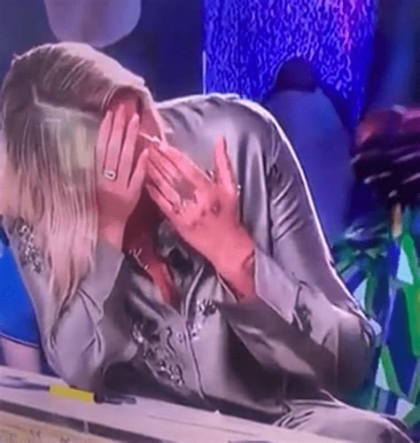 Kelly Vedovelli en larmes Que s est il passé sur le plateau de TPMP