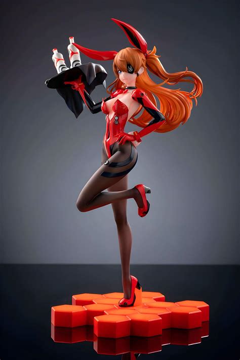Evangelion Asuka se viste de conejita para una erótica figura