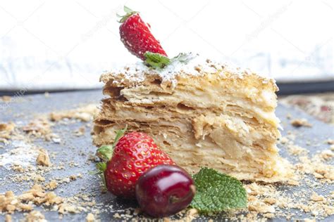 Pastel de vainilla Napoleón hecho en casa con fresas y menta Un pedazo