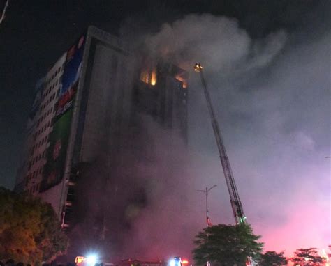 Pakistan da 16 katlı bina alevlere teslim oldu