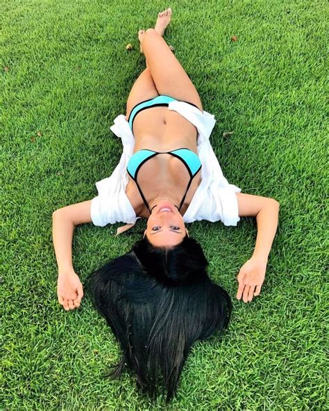 EGO Simaria exibe curvas em foto de biquíni na Bahia notícias de