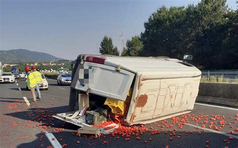 Incidente In A1 Furgone Si Ribalta E Perde Il Carico In Autostrada