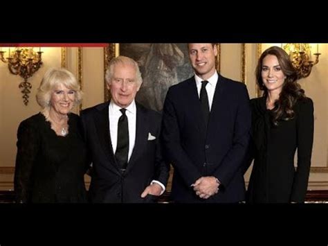 Nuovo Ritratto Ufficiale Di Re Carlo E Famiglia Con TRE Principi Di