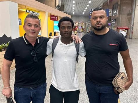 Novo reforço do Flamengo chega ao Rio para se apresentar e assinar