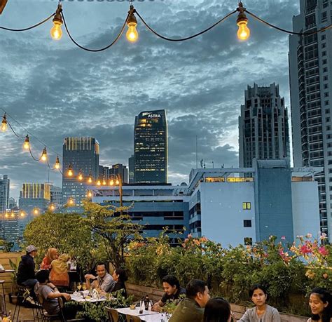 Wajib Kunjungi Cafe Rooftop Instagramable Di Jakarta