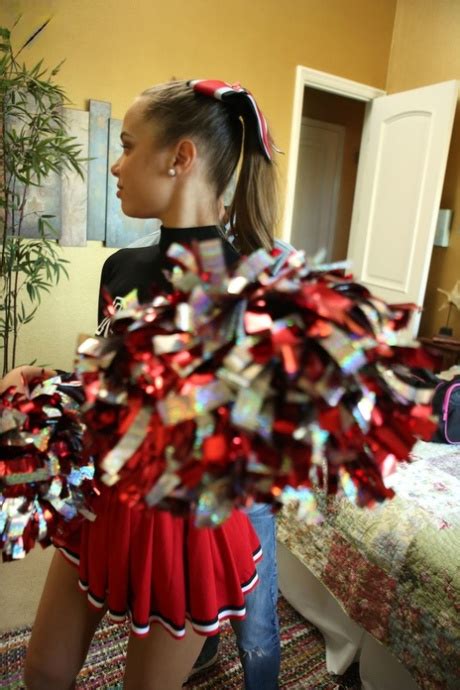 Den smala cheerleadern Liza Rowe blir förförd och knullad av en äldre