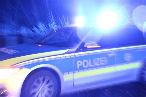 Bewaffneter Raubüberfall auf Tankstelle Kassierer mit Messer bedroht