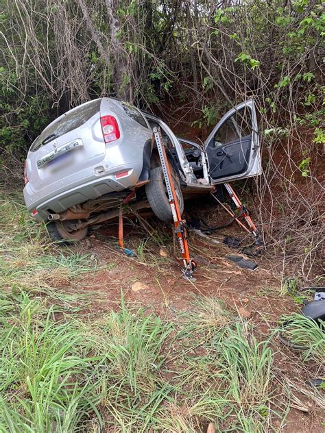 Duas pessoas ficam feridas após carro sair da pista e bater em árvore
