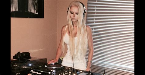 Valeria Lukyanova Aux Platines La Barbie Humaine S Offre Une Nouvelle