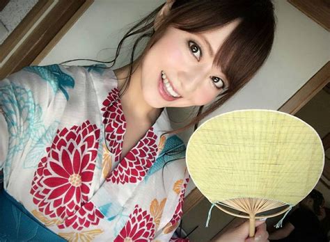 Nghỉ hưu tuyên bố không khoe ngực nữa thánh nữ Akiho Yoshizawa gây