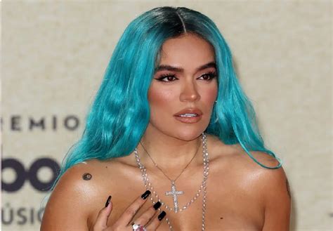 Al natural Karol G se desnuda en redes y comparte fotos súper sexy